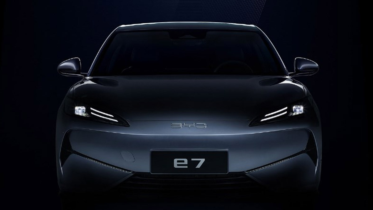 BYD Elektrikli Araç Serisine Yeni Bir Model Ekliyor: e7 Sedan Tanıtıldı